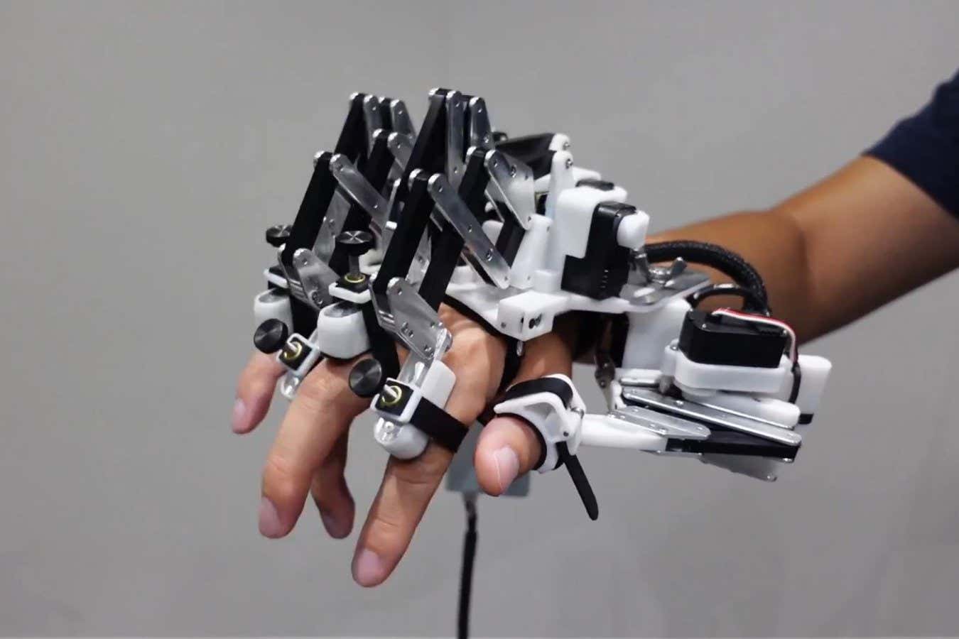Robotic exoskeleton can train expert pianists to play faster – modern ...