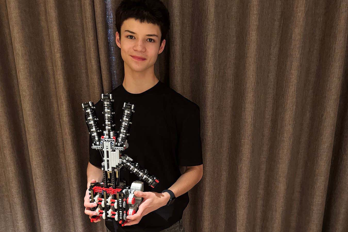 Teenager builds advanced robot hand entirely from Lego pieces – modern ...